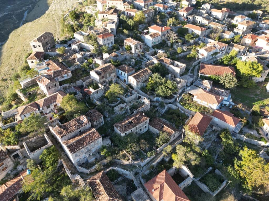 Shitet shtepi ne Qeparo fshat (siper) - E2 Estate